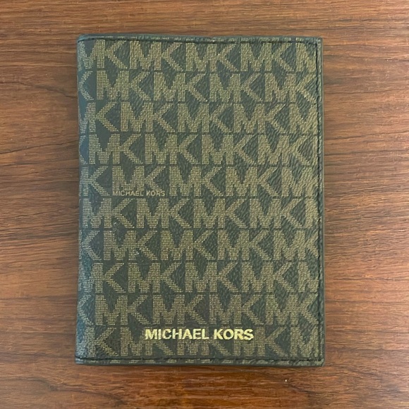 KORS Michael Kors | Bags | Michael Kors Passport Wallet | Poshmark